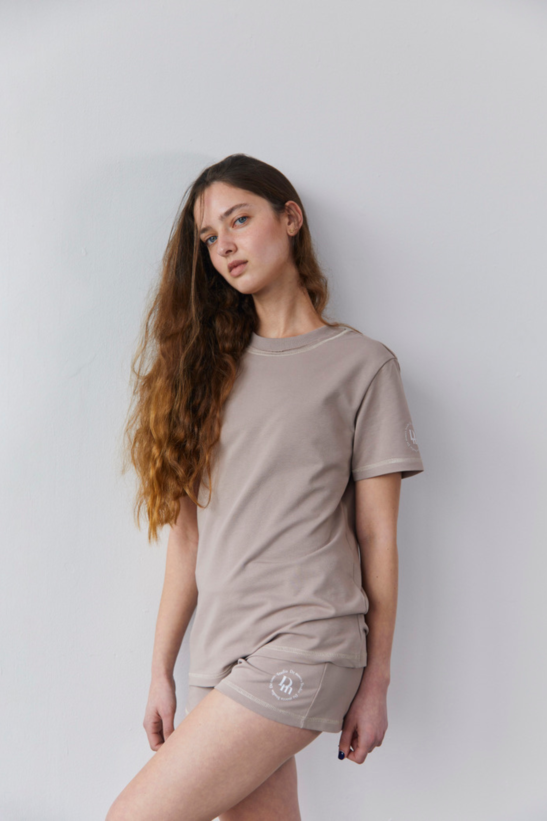 2 Wires tee - mocca – de mocca studio